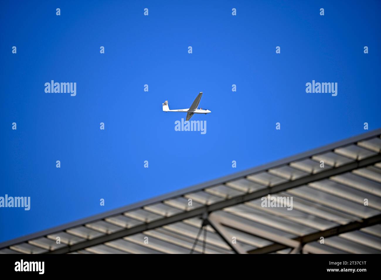 Airplane flies over roof stadium hi-res stock photography and images ...