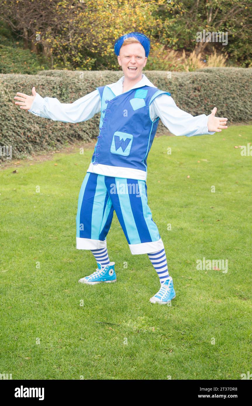 Lewis Devine, Cast of Aladdin pose for photos ahead of their production ...