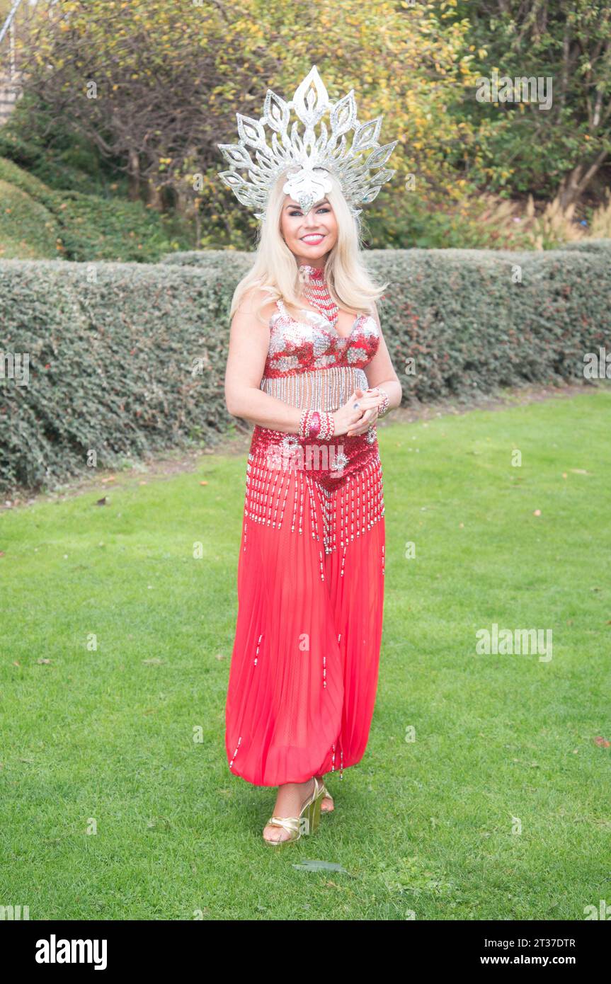 Leanne Campbell, Cast of Aladdin pose for photos ahead of their ...