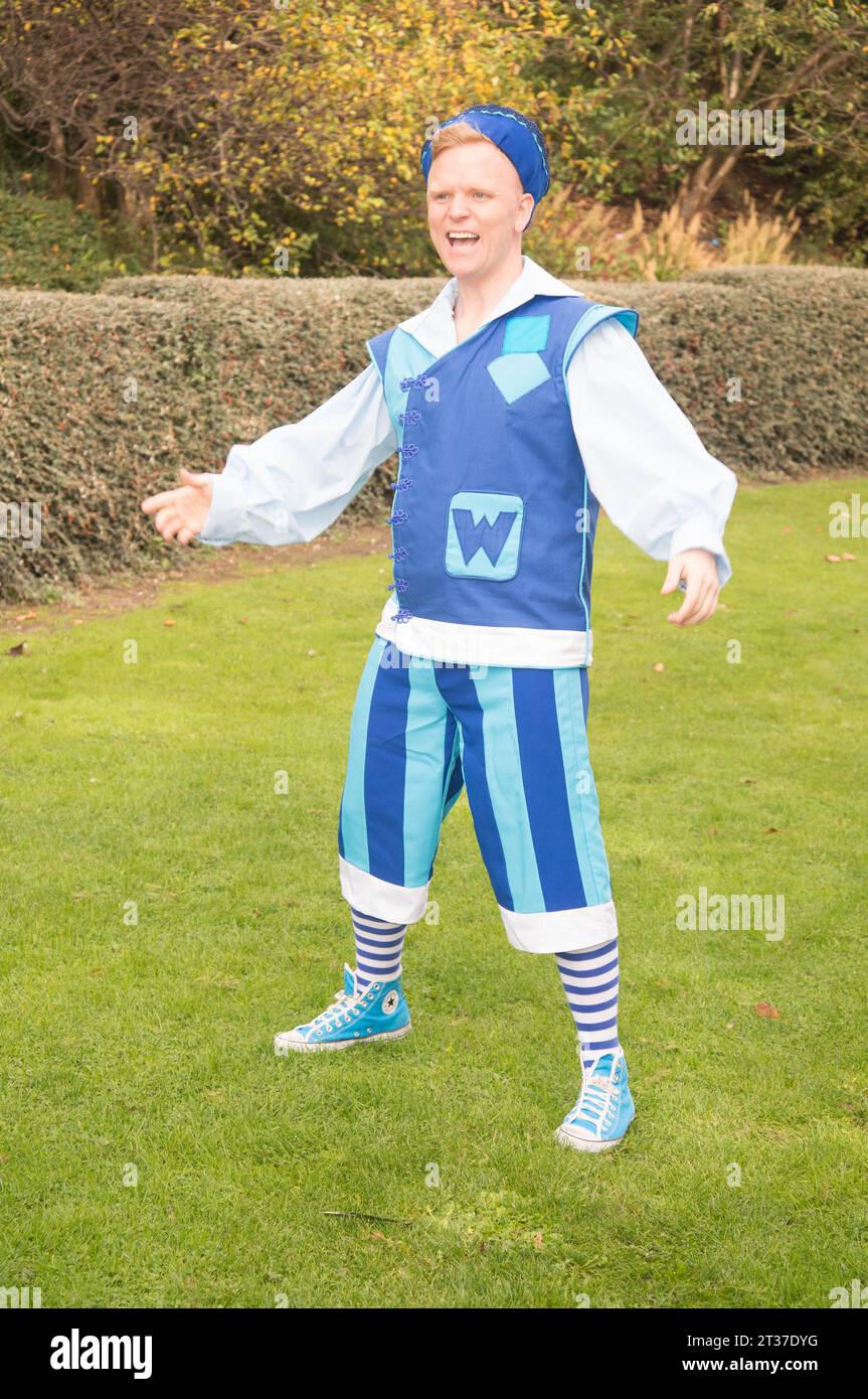 Lewis Devine, Cast of Aladdin pose for photos ahead of their production ...