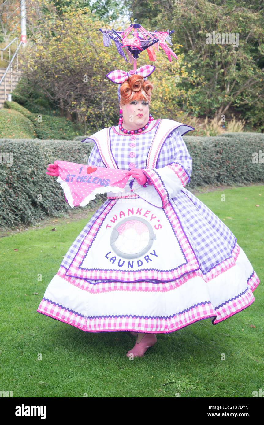 Richard Aucott, Cast of Aladdin pose for photos ahead of their ...