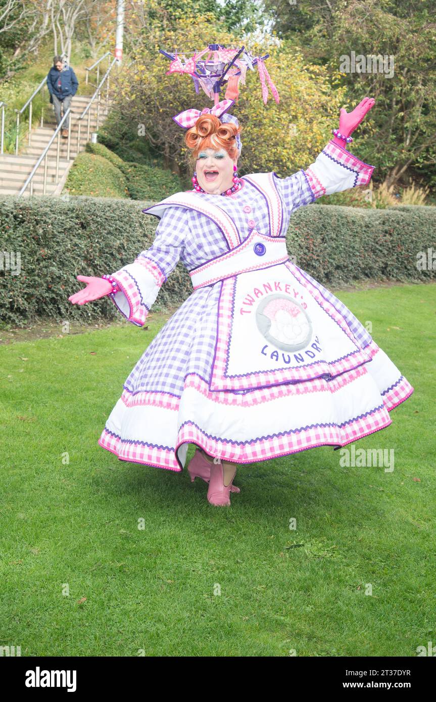 Richard Aucott, Cast of Aladdin pose for photos ahead of their ...