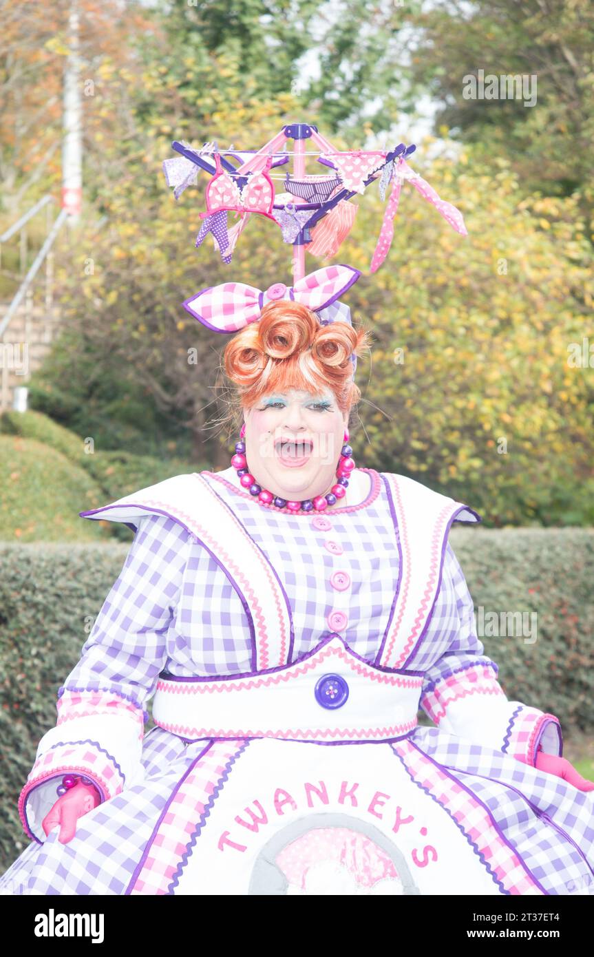 October 23, 2023: Richard Aucott, Cast of Aladdin pose for photos ahead ...