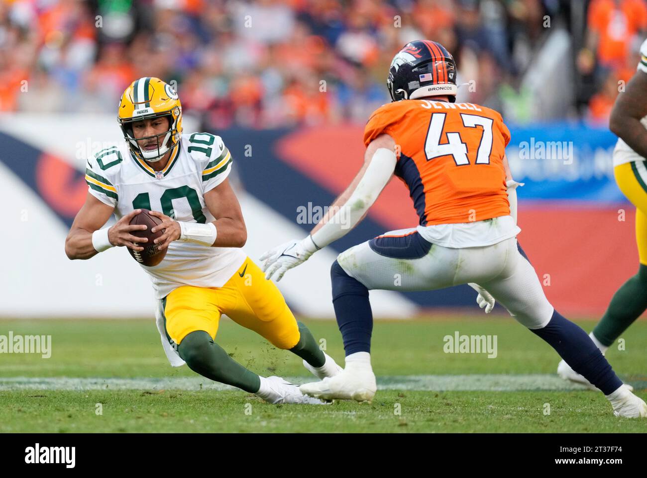 Green Bay Packers quarterback Jordan Love (10) and Denver Broncos ...
