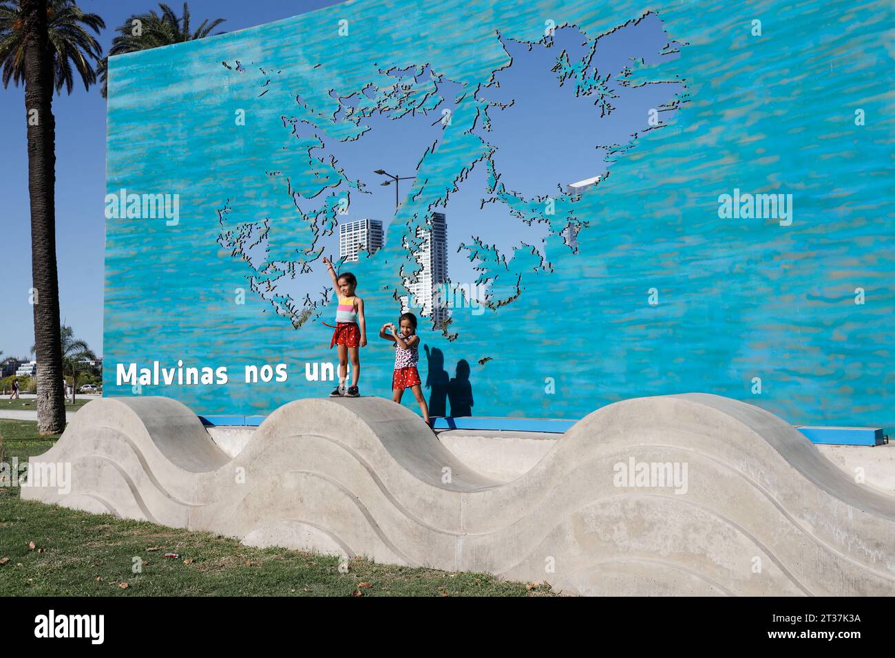 Children posing for photos on the Monument in tribute to the soldiers ...