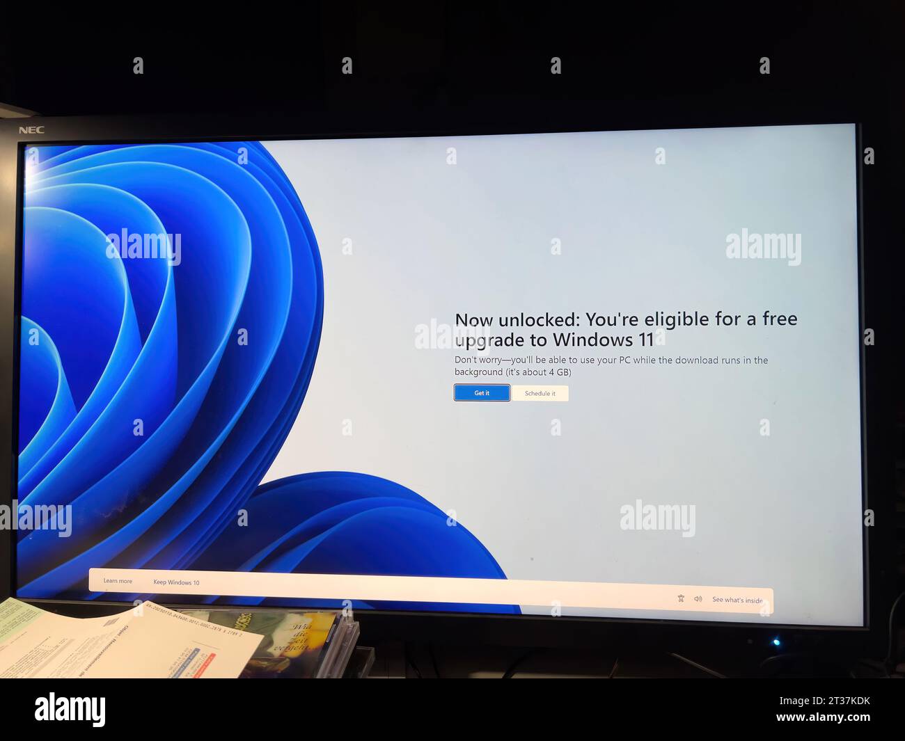Upgrade to windows 11 hi-res stock photography and images - Alamy