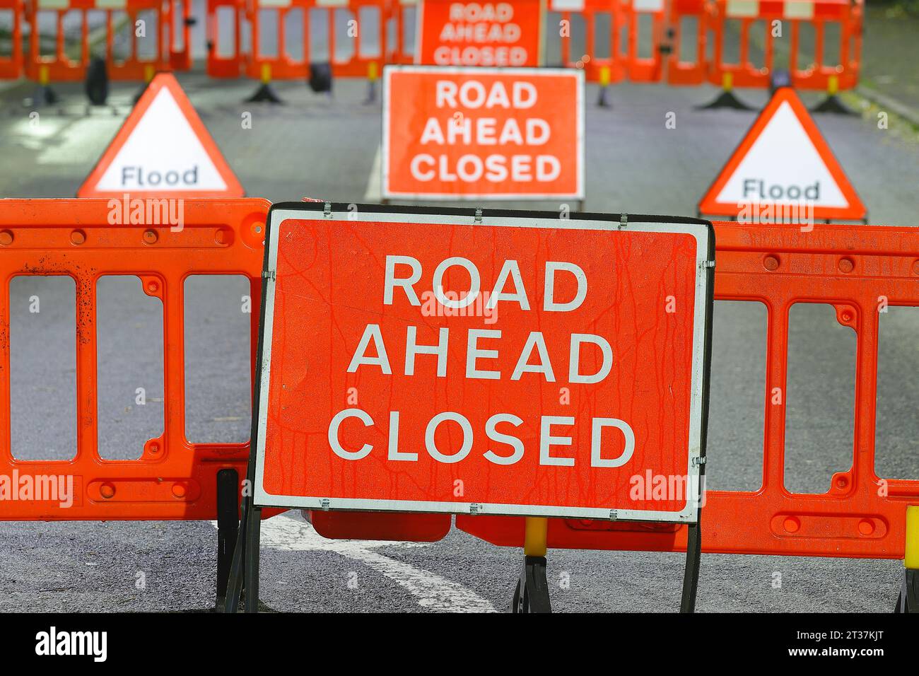Road Ahead Closed & Flood signs & barriers erected on Barnsdale Road ...