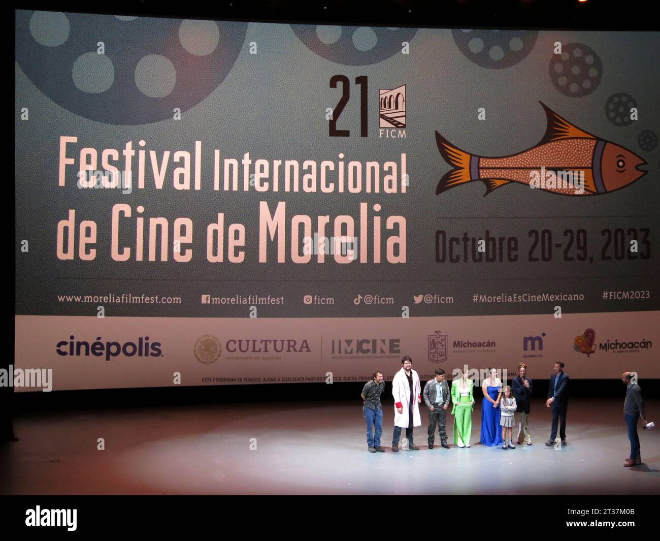 The cast and crew of the film "Perdidos en la noche" pose for photos ...