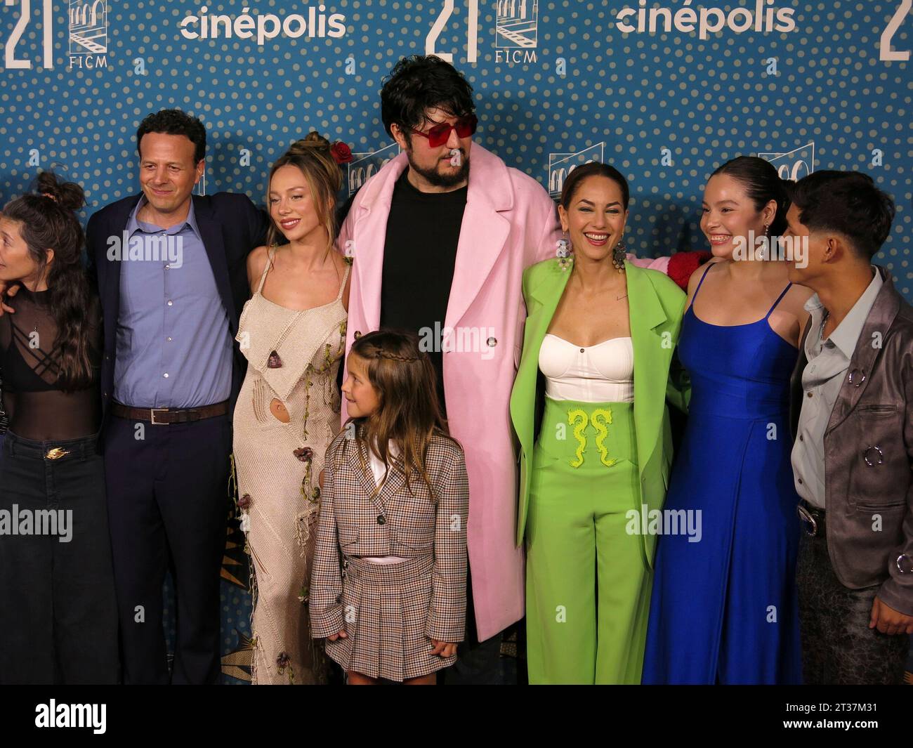 Cast and crew of the film "Perdidos en la noche" pose for photos at the ...