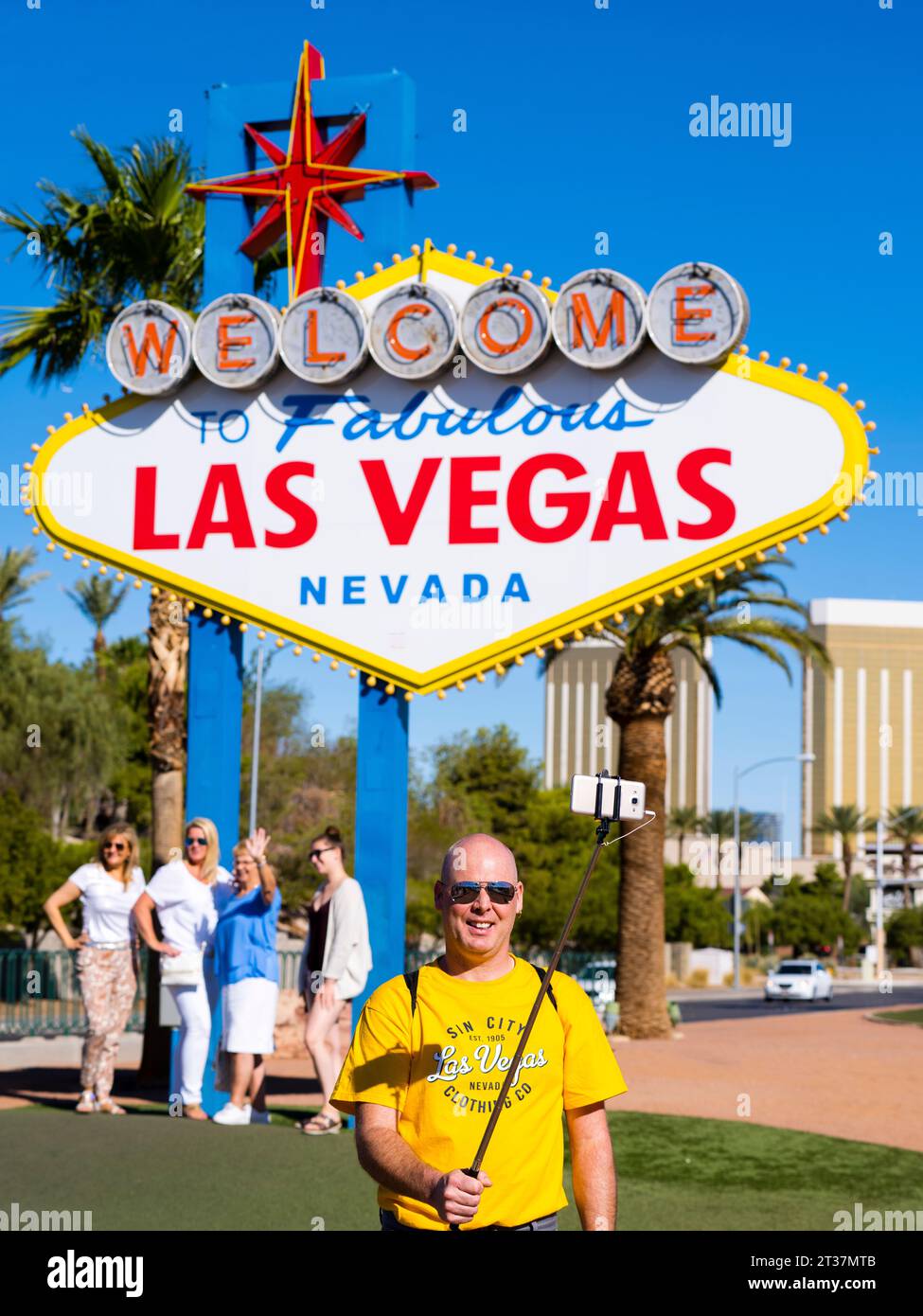 Las Vegas Welcome Sign, People taking selfies as the ultimate Vegas ...