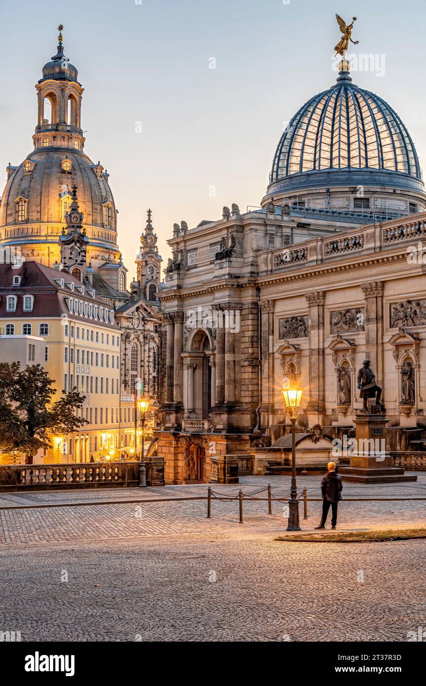 Illuminated art gallery in the Lipsius Building on Georg-Treu-Platz ...