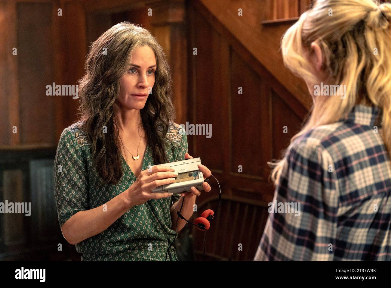 SHINING VALE, from left: Courteney Cox, Gus Birney, (Season 2, ep. 202 ...