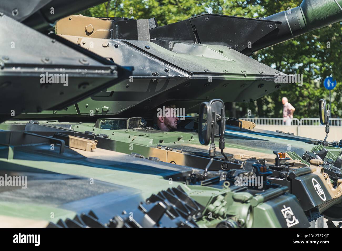 Tank crew leadership hi-res stock photography and images - Alamy
