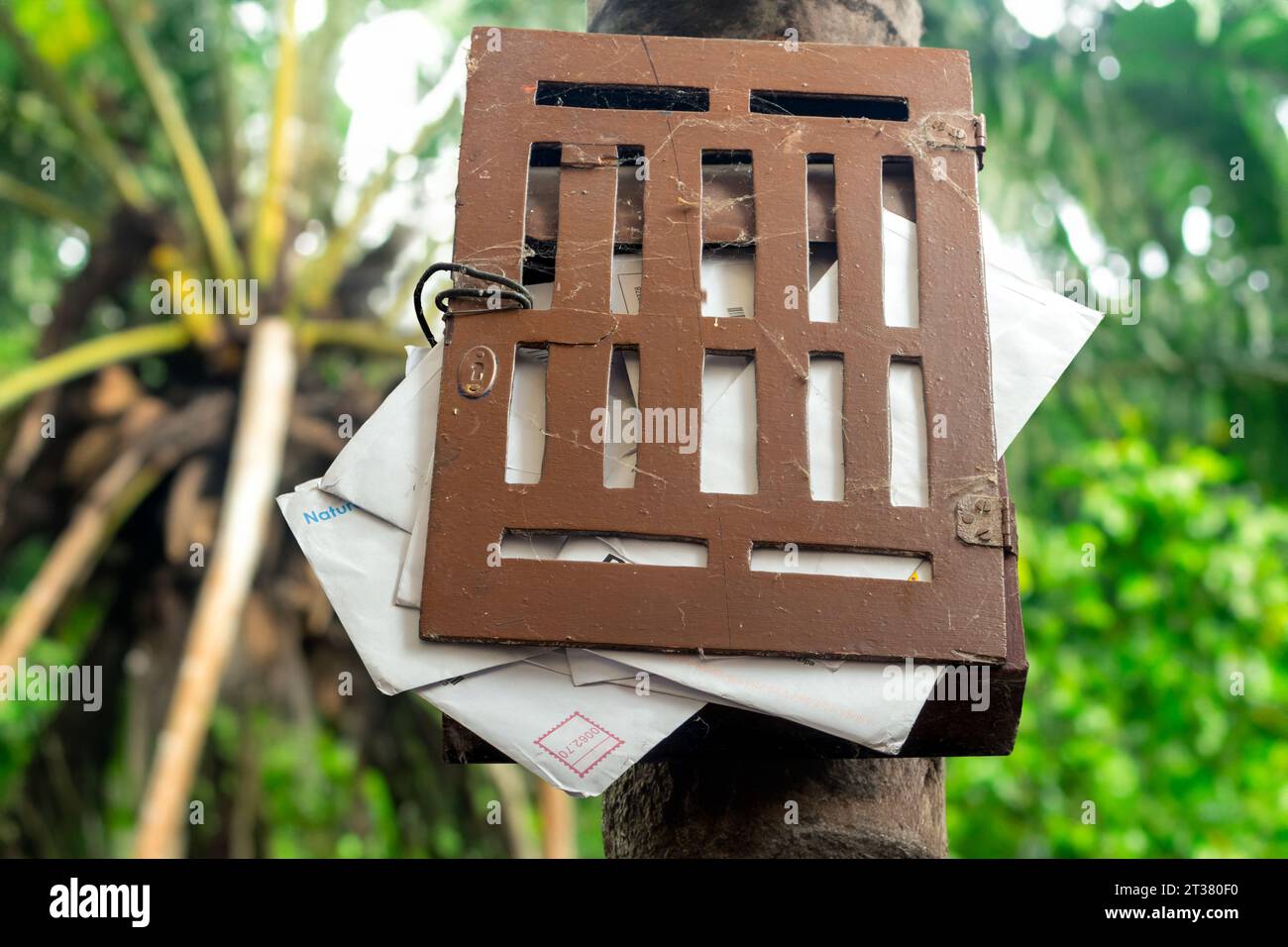 Envelope in letterbox hi-res stock photography and images - Alamy