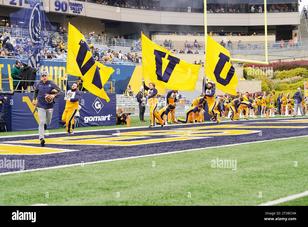 MORGANTOWN, WV - OCTOBER 21: West Virginia Mountaineer Cheerleaders ...