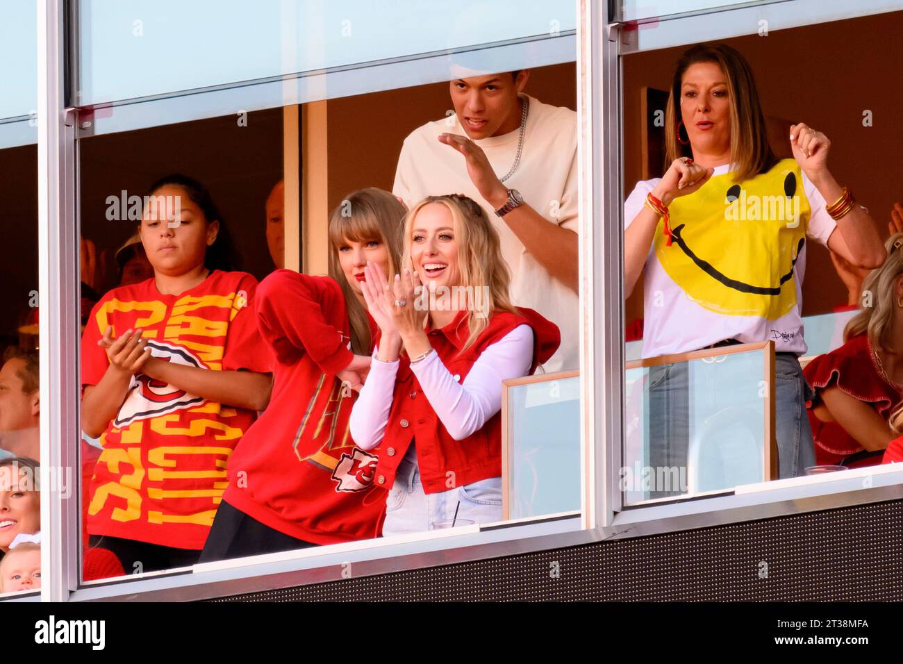 Left to right, Mia Randall (Patrick Mahomes' sister), Taylor Swift ...