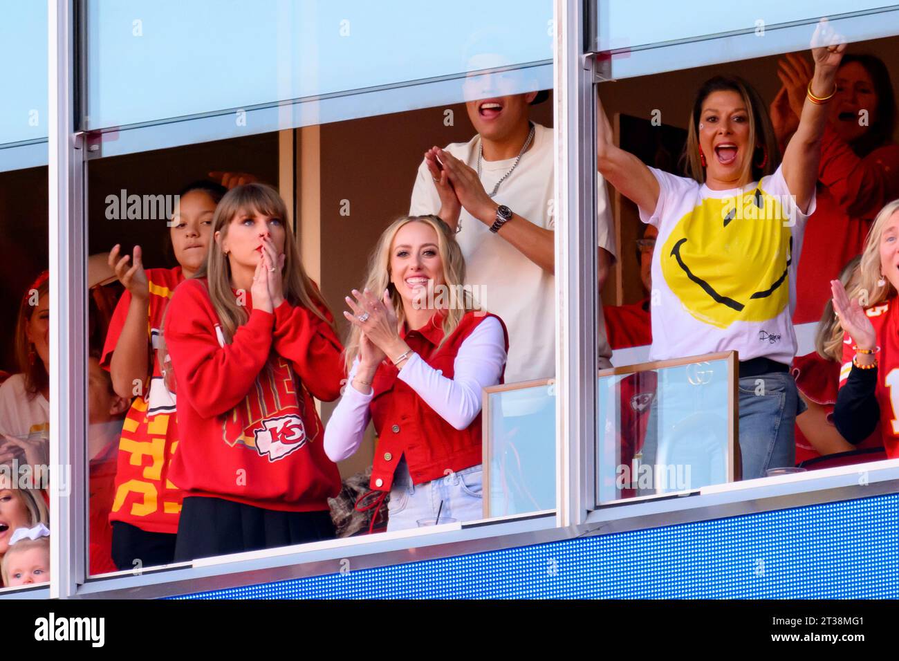Left to right, Mia Randall (Patrick Mahomes' sister), Taylor Swift ...