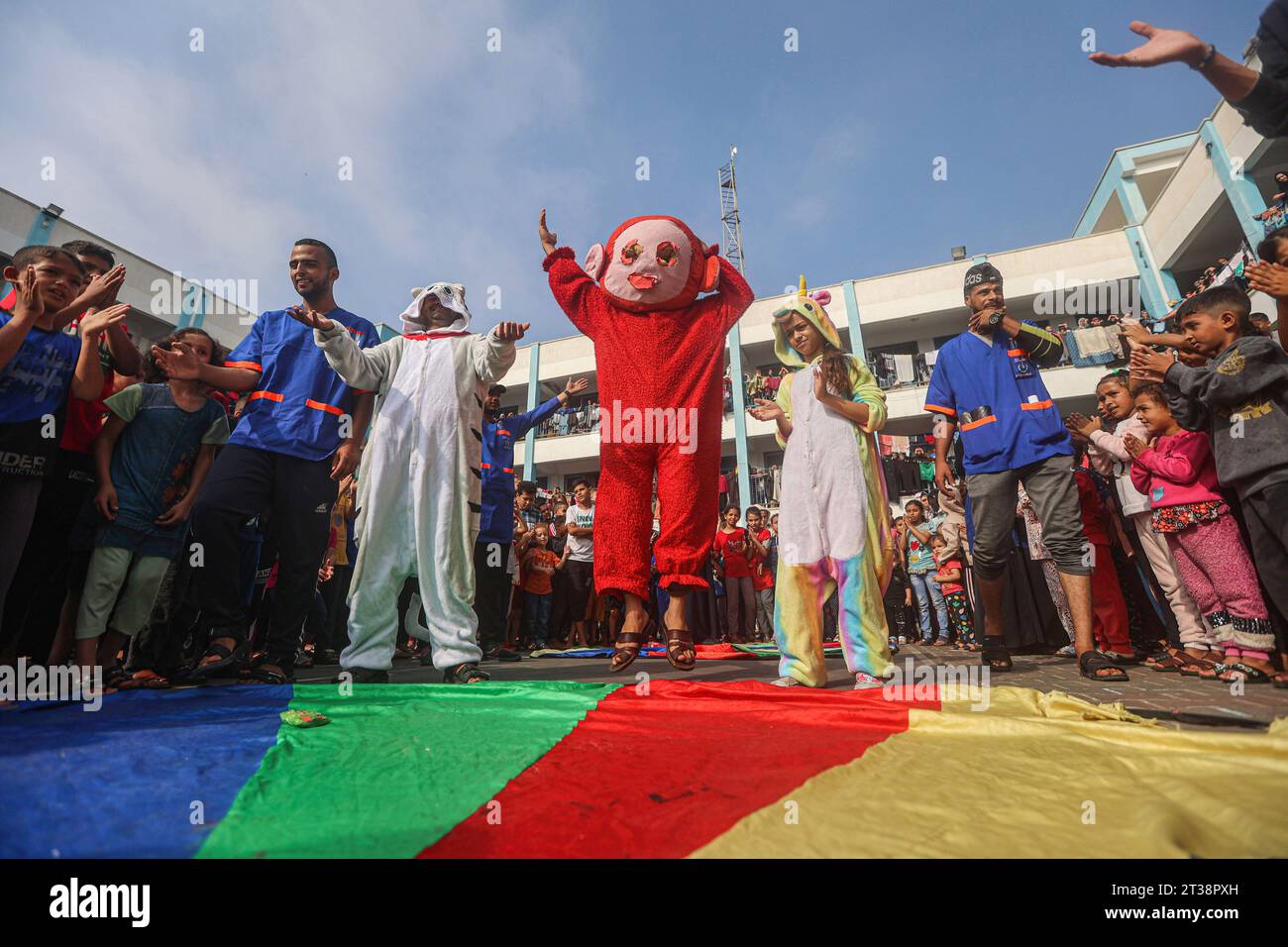 Palestinians dressed in costumes entertain children who fled their ...