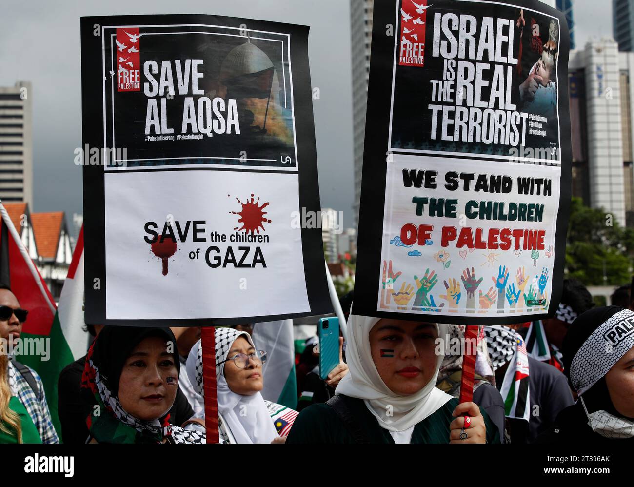 Kuala Lumpur, Malaysia. 22nd Oct, 2023. Protesters hold placards ...