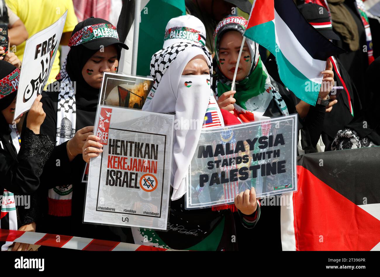 Kuala Lumpur, Malaysia. 22nd Oct, 2023. Protesters hold placards ...