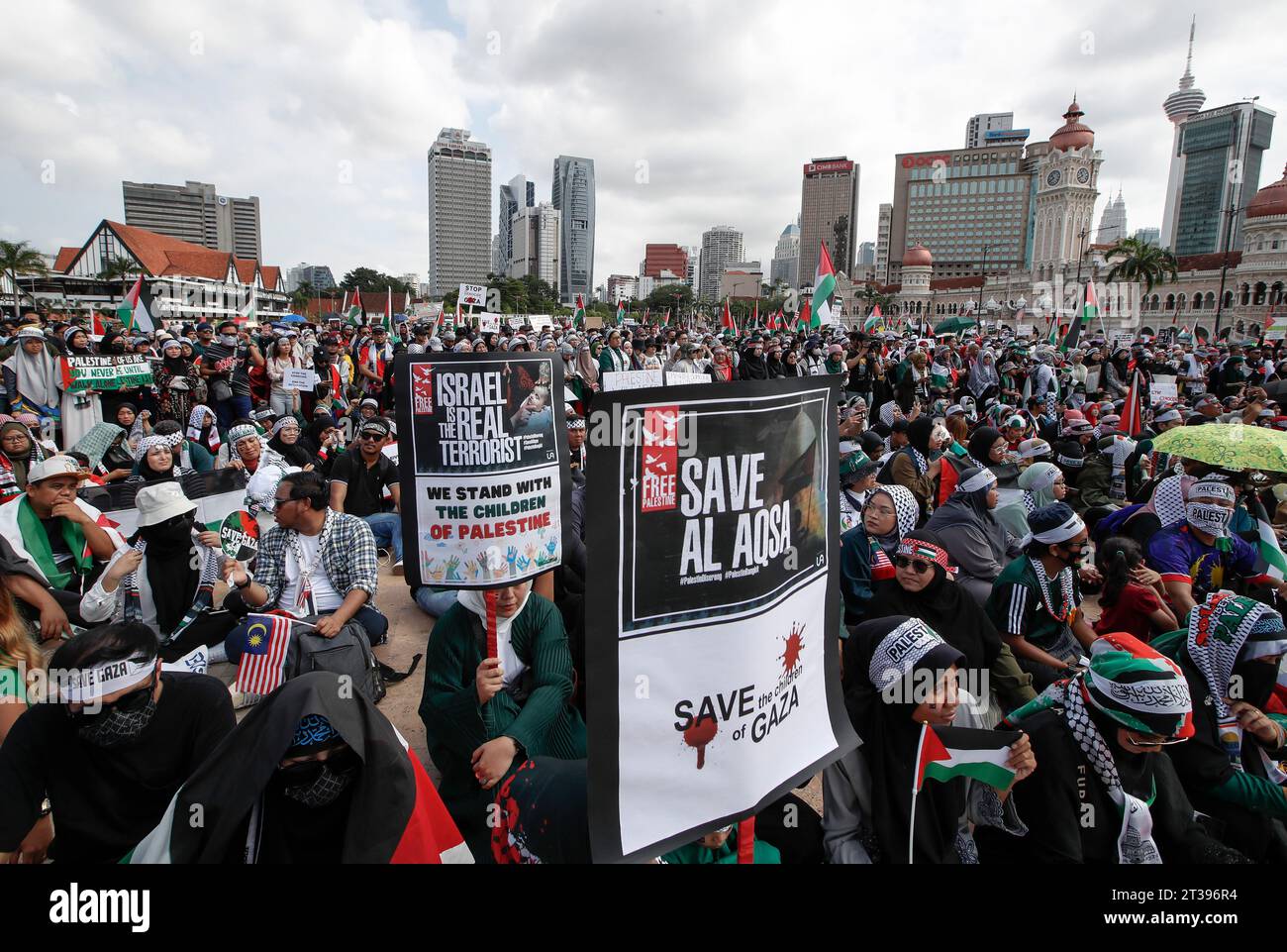 Kuala Lumpur, Malaysia. 22nd Oct, 2023. Protesters holding placards ...