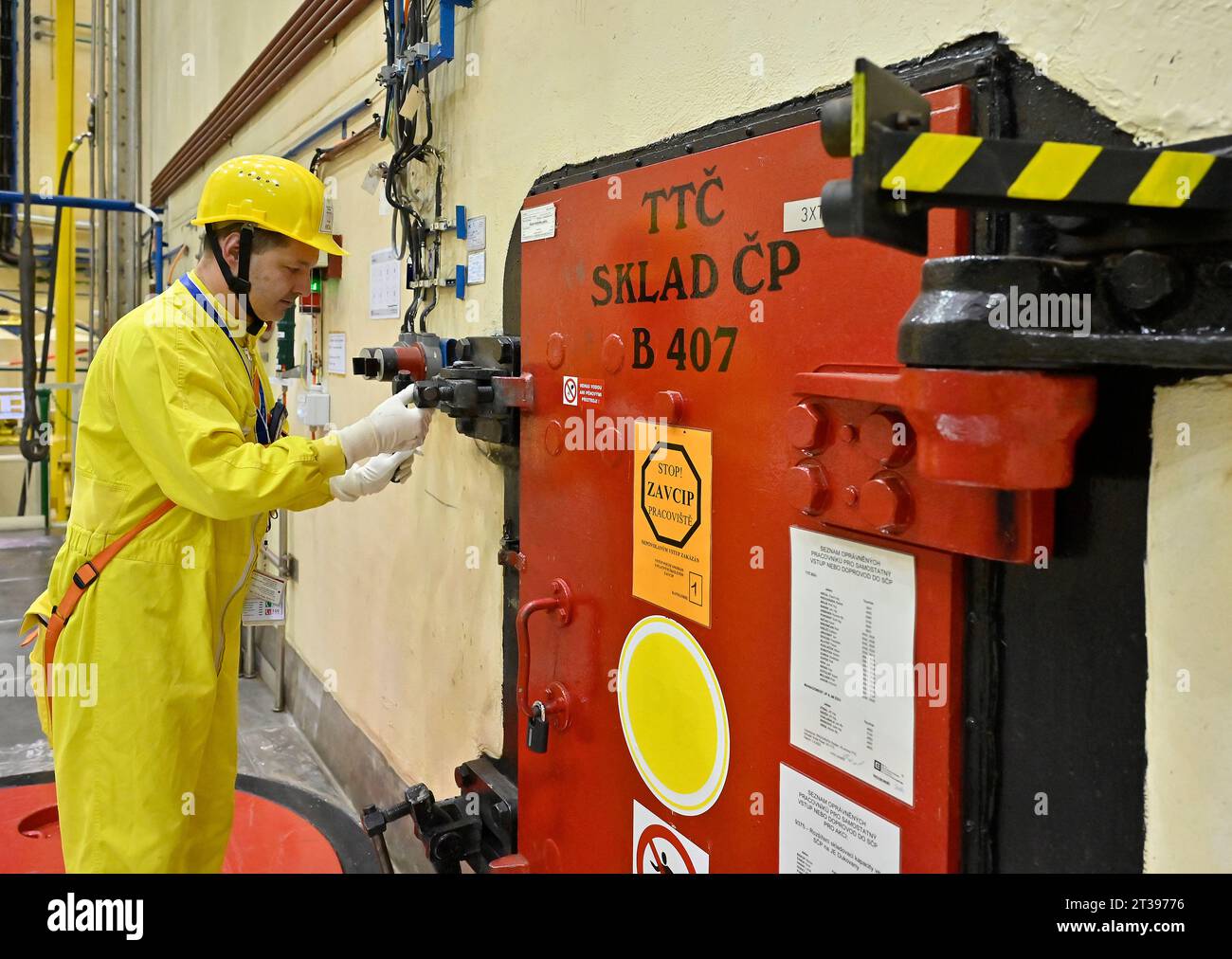 Nuclear reactor worker hi-res stock photography and images - Alamy