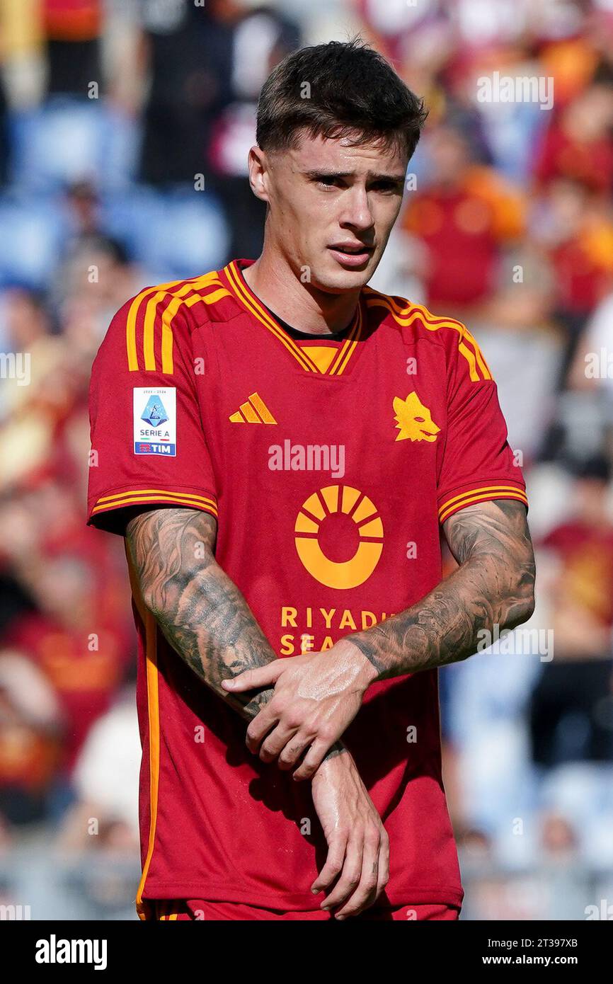Nicola Zalewski of AS Roma looks on during the Serie A Tim match ...
