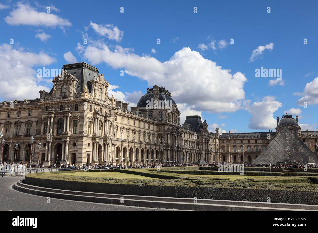 Louvre pyramid architecture hi-res stock photography and images - Alamy