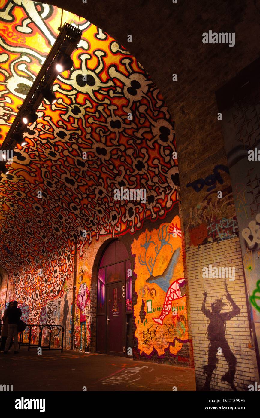 Leake Street Art and Graffiti tunnel in London, under Waterloo train ...