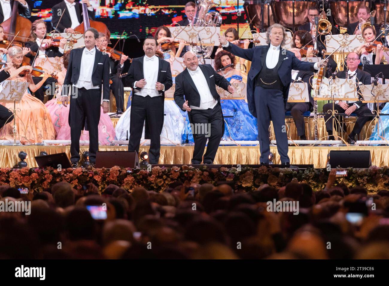 The famous violinist Andre Rieu, together with the Johann Strauss ...