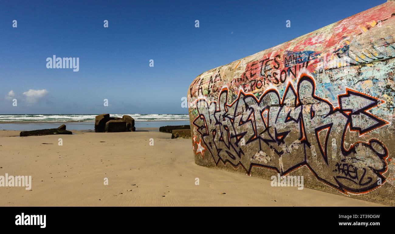 Graffiti on a bunker at Treguennec sand beach, Bretagne, France Stock ...