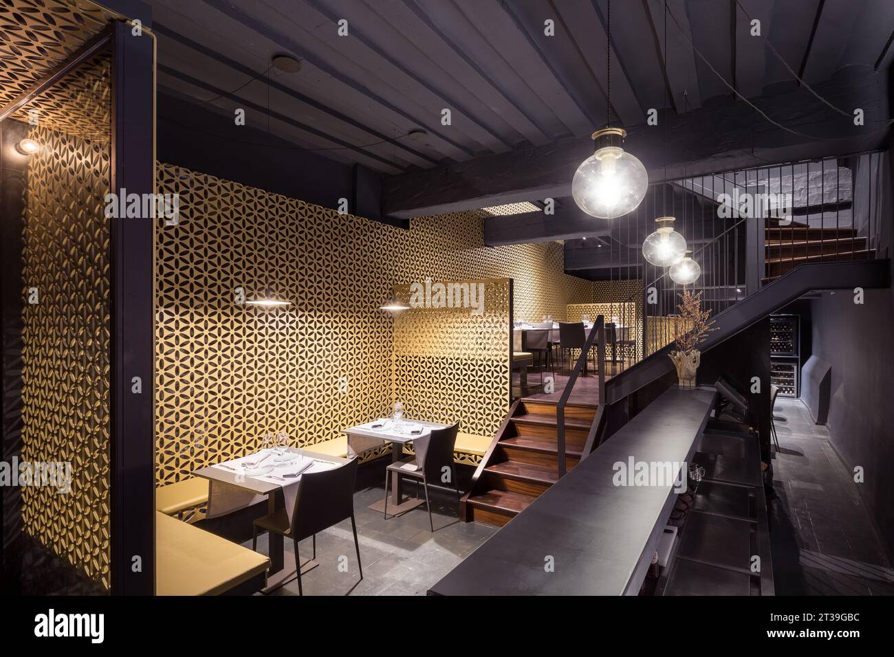 Communal table hi-res stock photography and images - Alamy