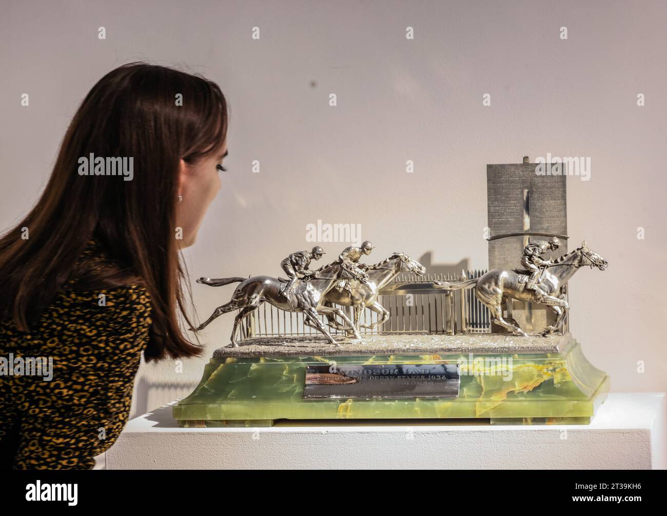 Old chinese cupboards hi-res stock photography and images - Alamy