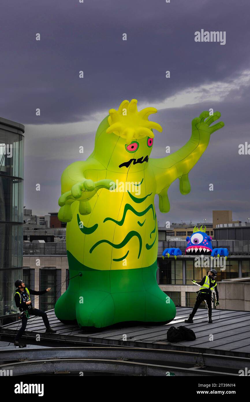 EDITORIAL USE ONLY Riggers Michael Marini and Amory Keohane make a ...