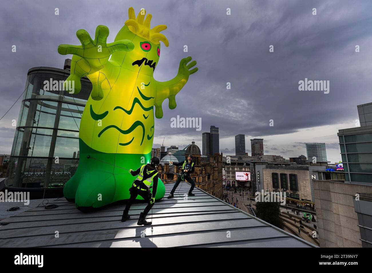 EDITORIAL USE ONLY Riggers Michael Marini and Amory Keohane make a ...