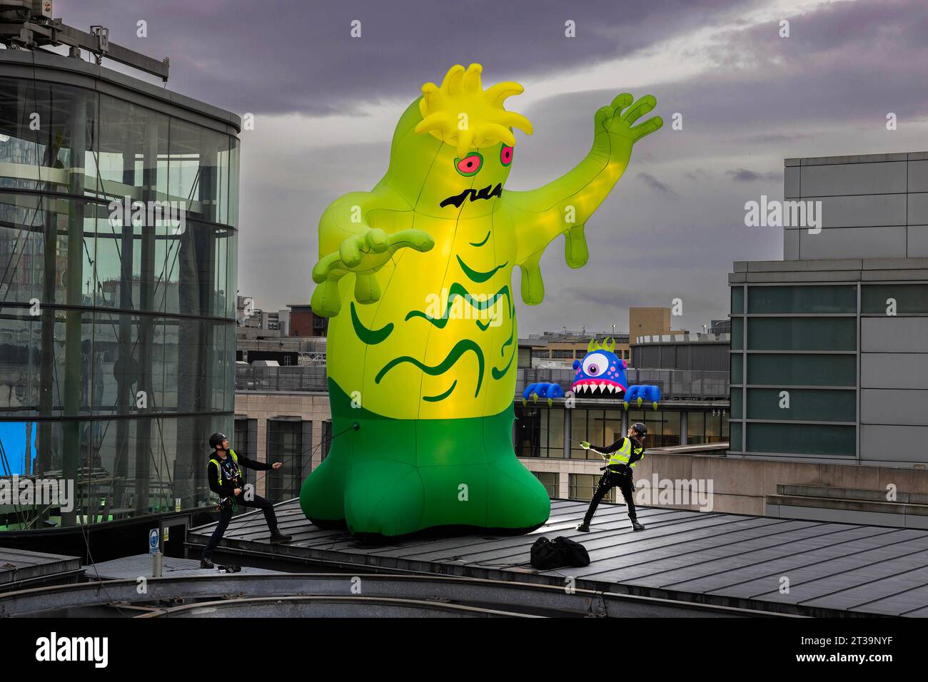 EDITORIAL USE ONLY Riggers Michael Marini and Amory Keohane make a ...