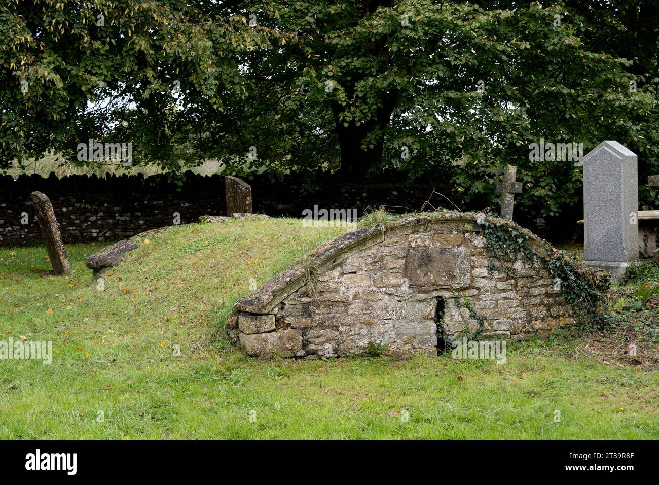 A tomb in St. Martin`s churchyard, Sandford St. Martin, Oxfordshire ...