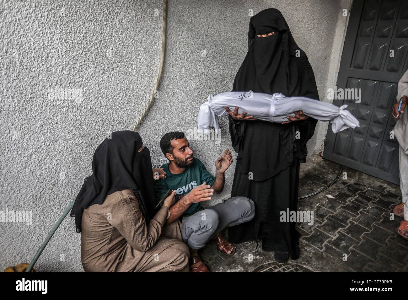 Rafah, Palestinian Territories. 24th Oct, 2023. A woman cries hands the ...