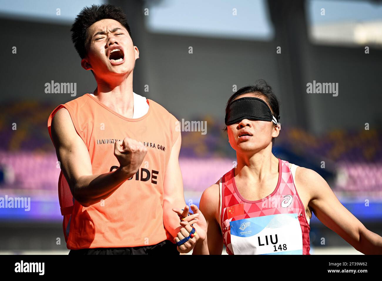 Hangzhou, China's Zhejiang Province. 24th Oct, 2023. Liu Cuiqing (R) and her guide Chen ...