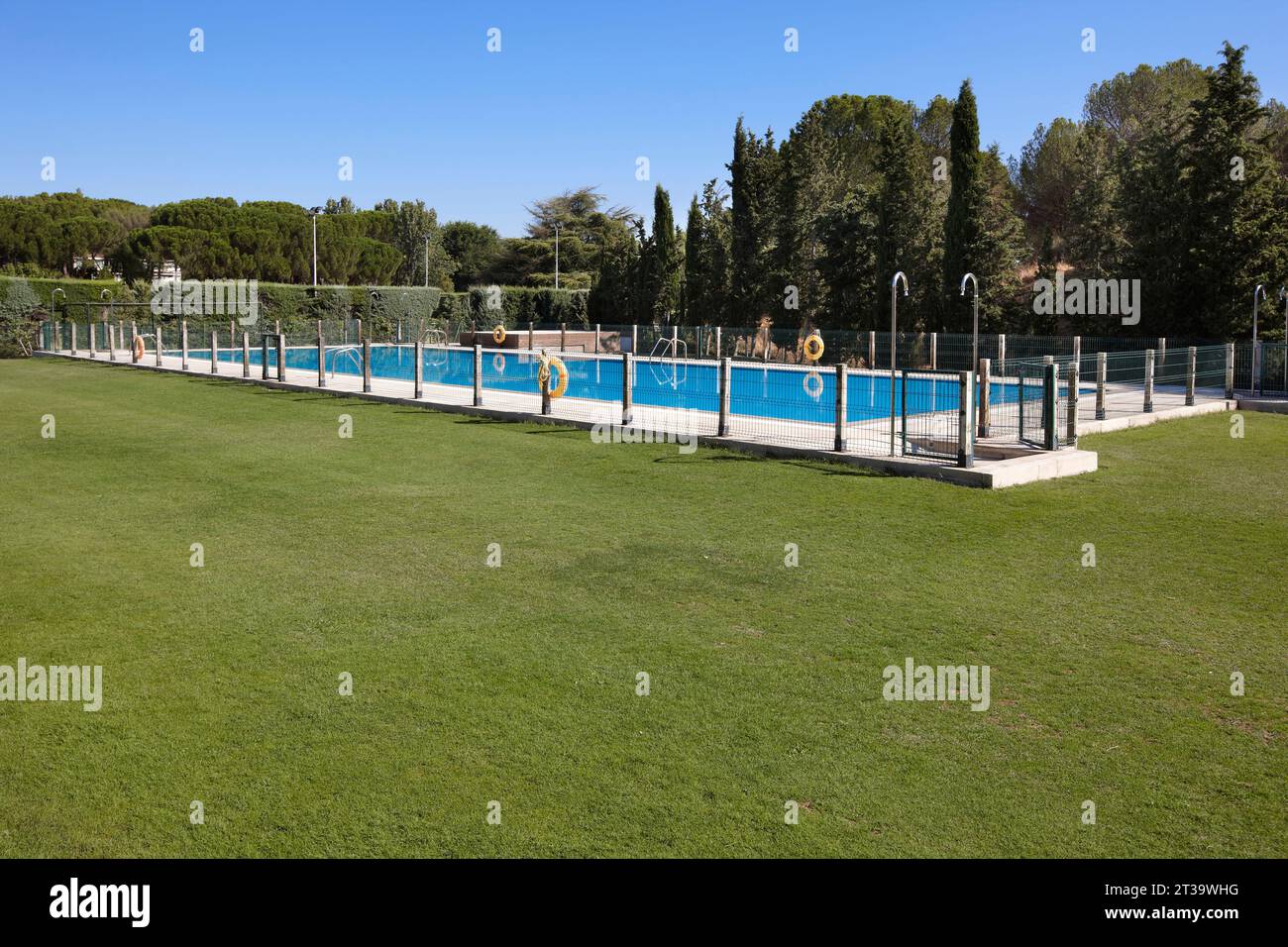 Rectangle pool grass hi-res stock photography and images - Alamy