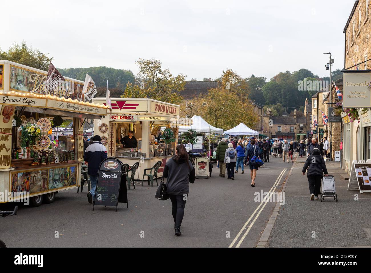A street market in the Derbyshire town of Bakewell Stock Photo - Alamy