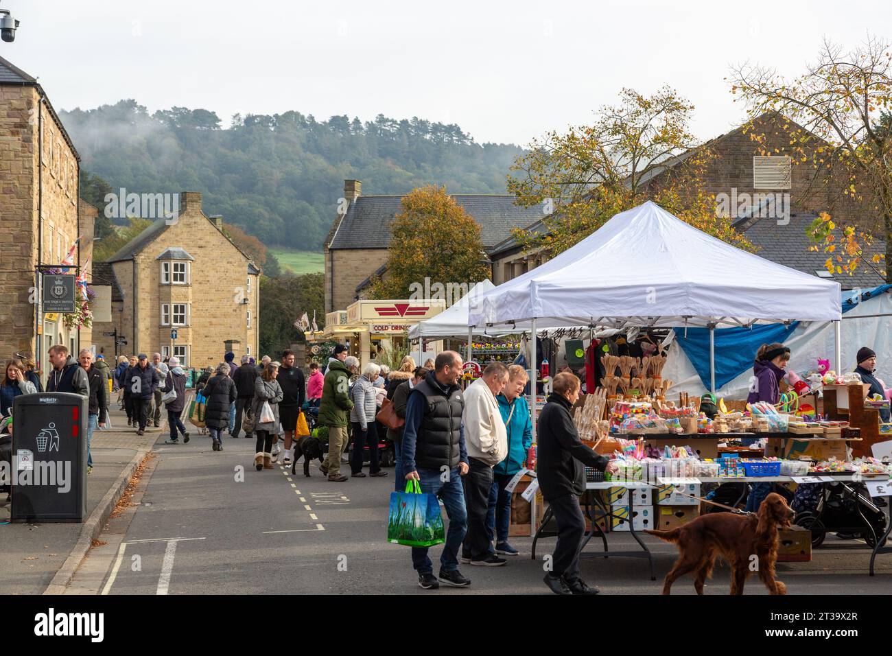 A street market in the Derbyshire town of Bakewell Stock Photo - Alamy