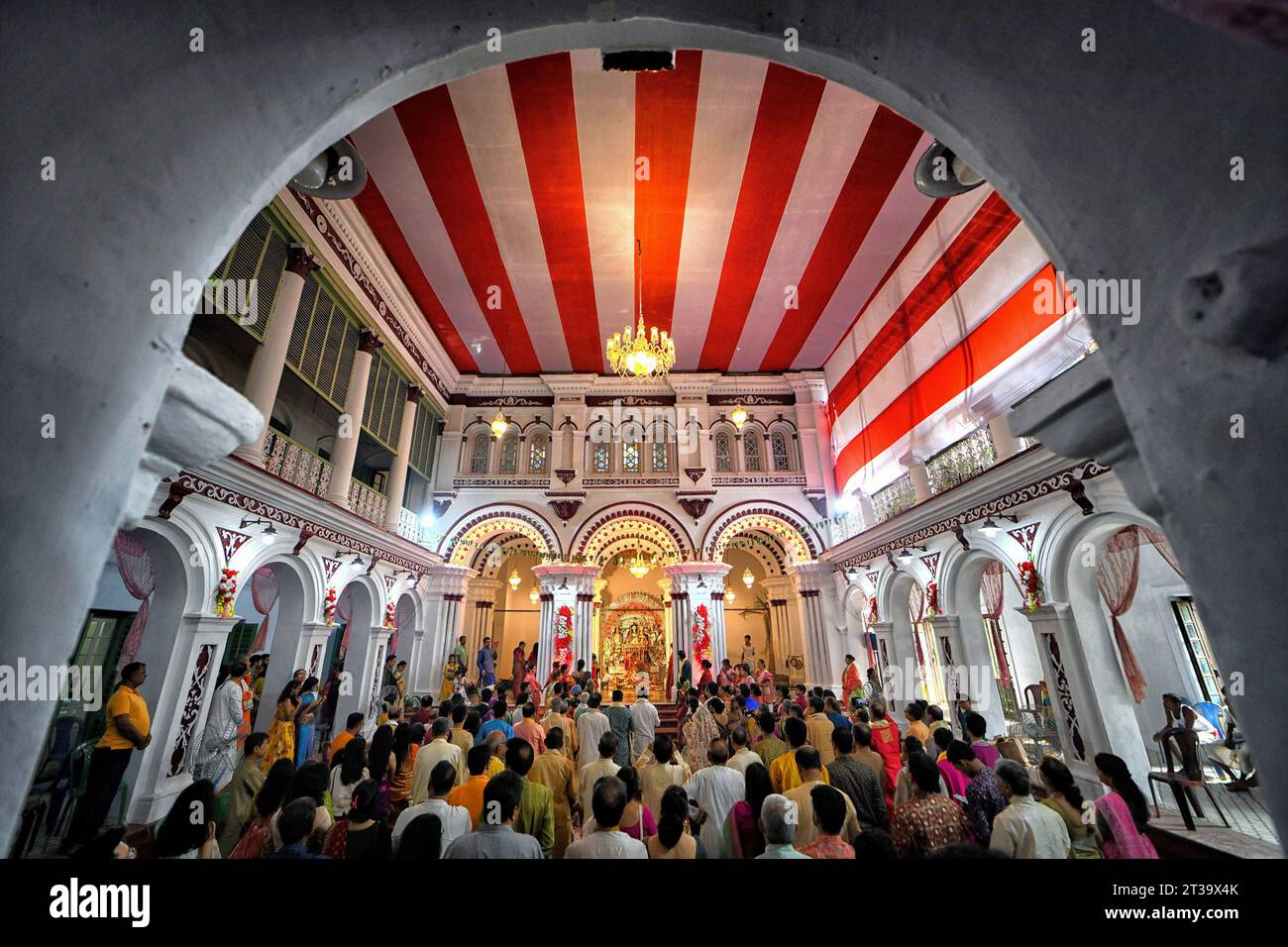 Kolkata, India. 22nd Oct, 2023. Hindu devotees seen inside the Royal ...