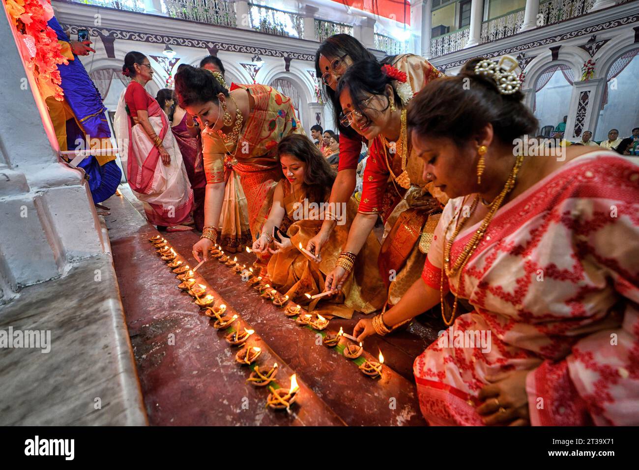 Kolkata, India. 22nd Oct, 2023. Hindu devotees light Diyas (Soil made ...