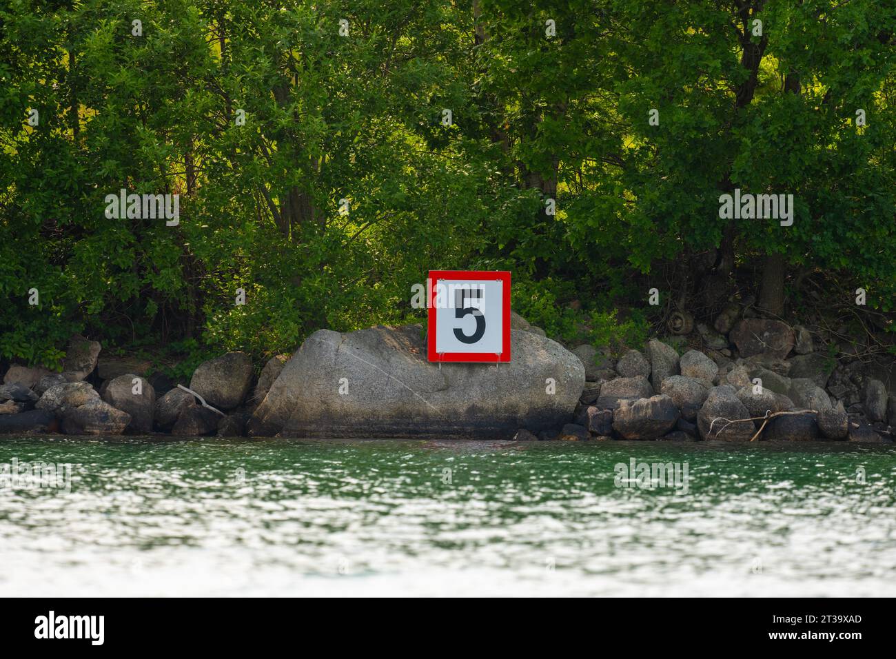 5 knots sign hi-res stock photography and images - Alamy
