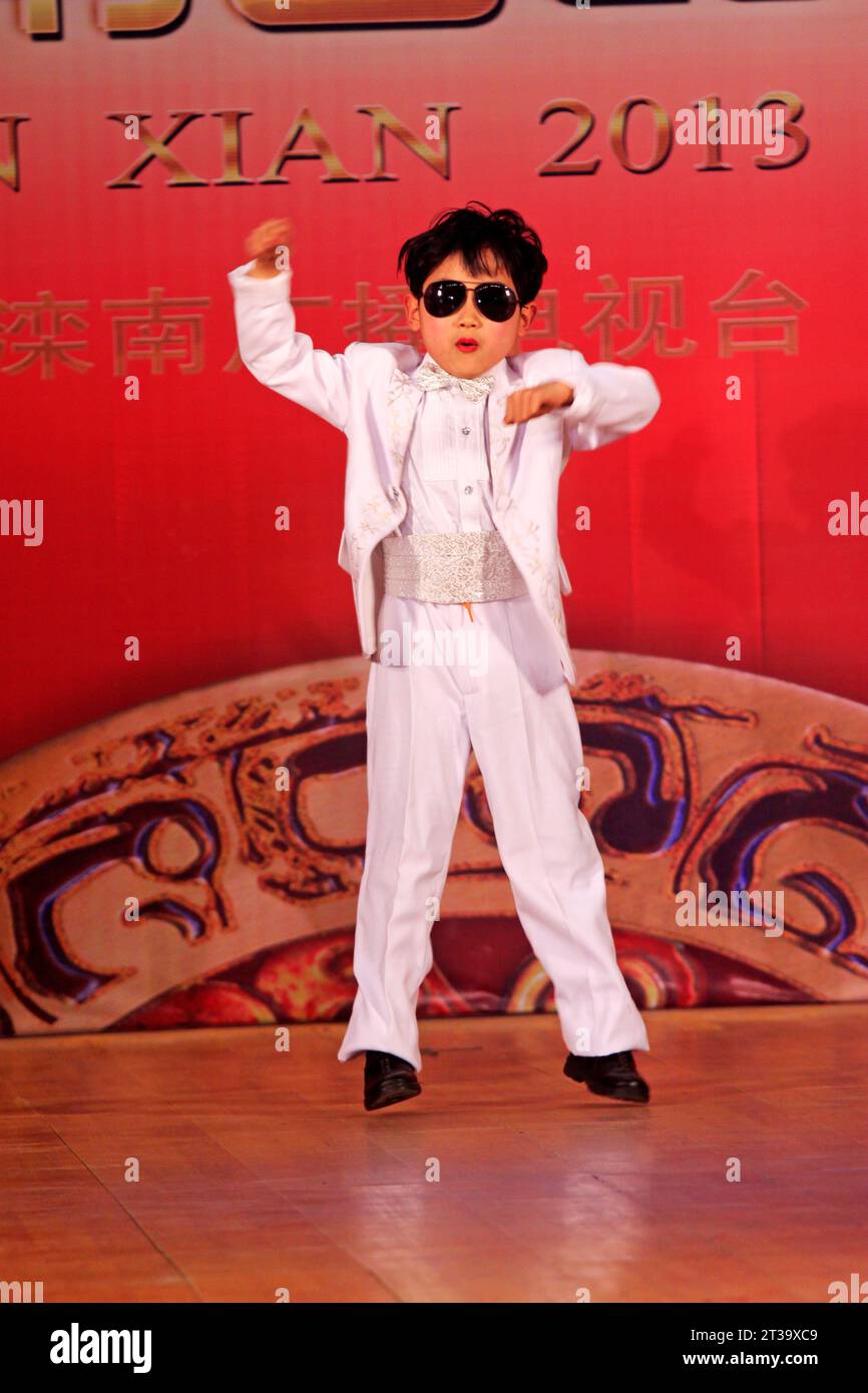 Chinese lantern festival children hi-res stock photography and images ...