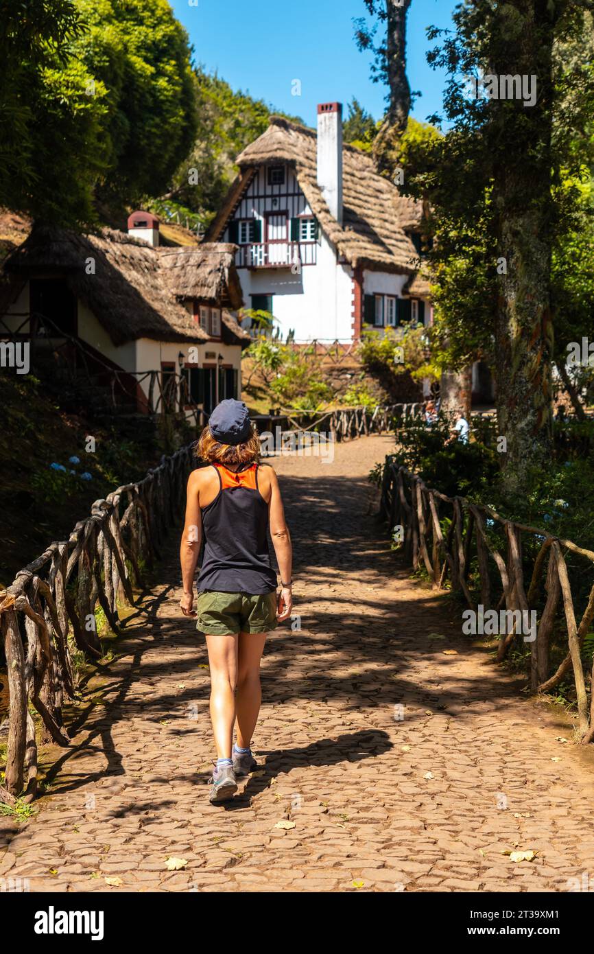 Eine junge Frau wandert am Anfang der Levada do Caldeirao Verde ...
