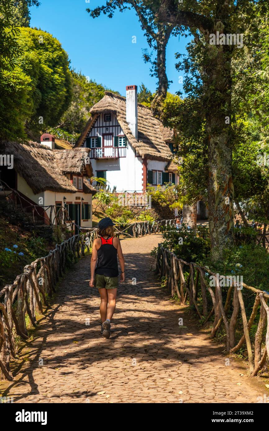 Eine junge Frau wandert am Anfang der Levada do Caldeirao Verde ...