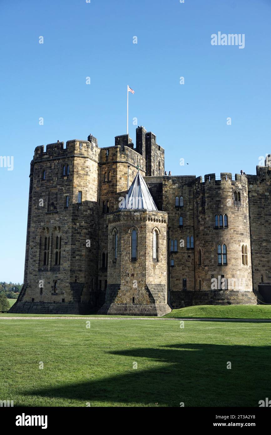 Alnwick castle setting hi-res stock photography and images - Alamy