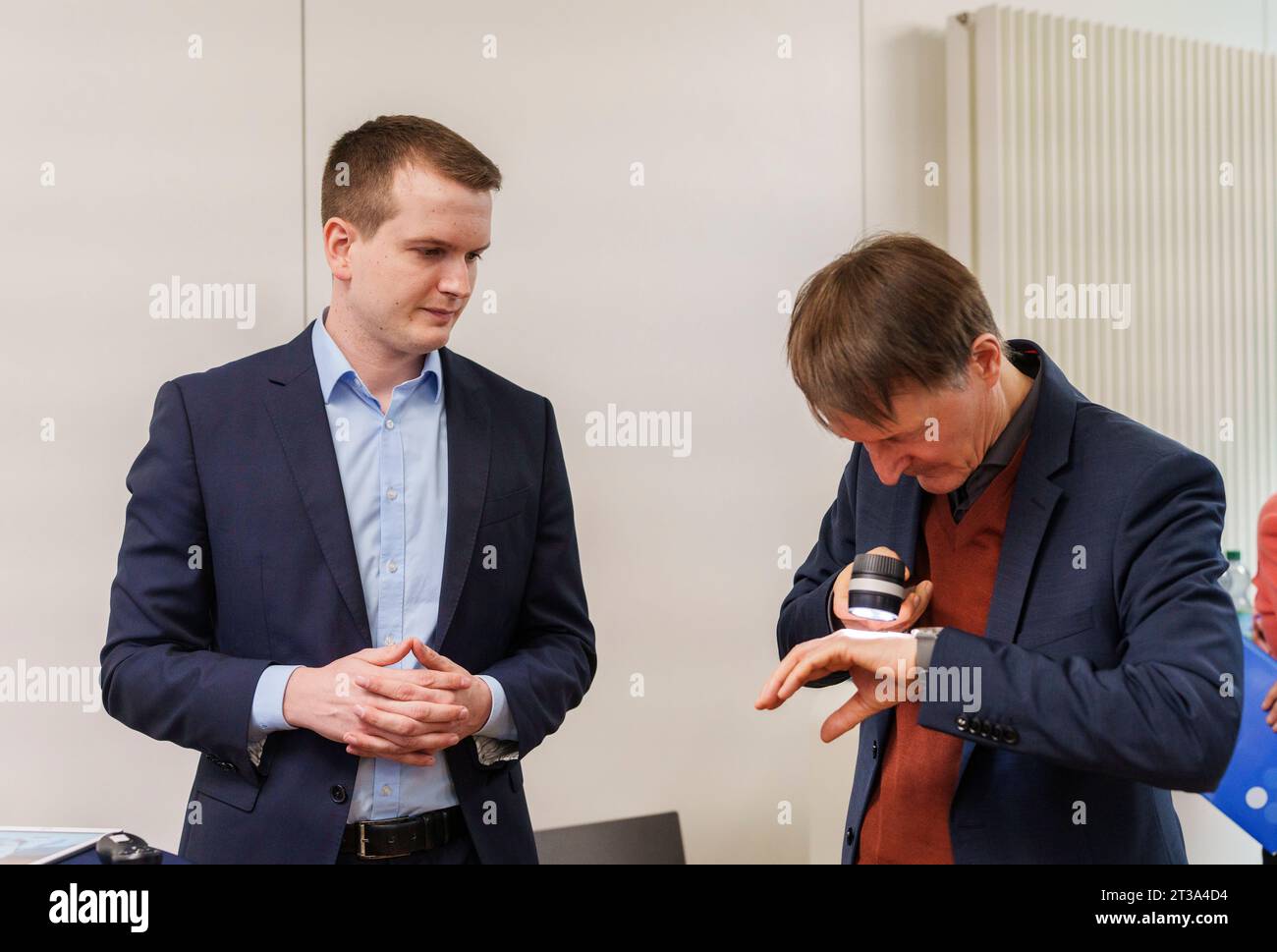 24 October 2023, Baden-Württemberg, Heidelberg: Dr. Titus Brinker (l ...